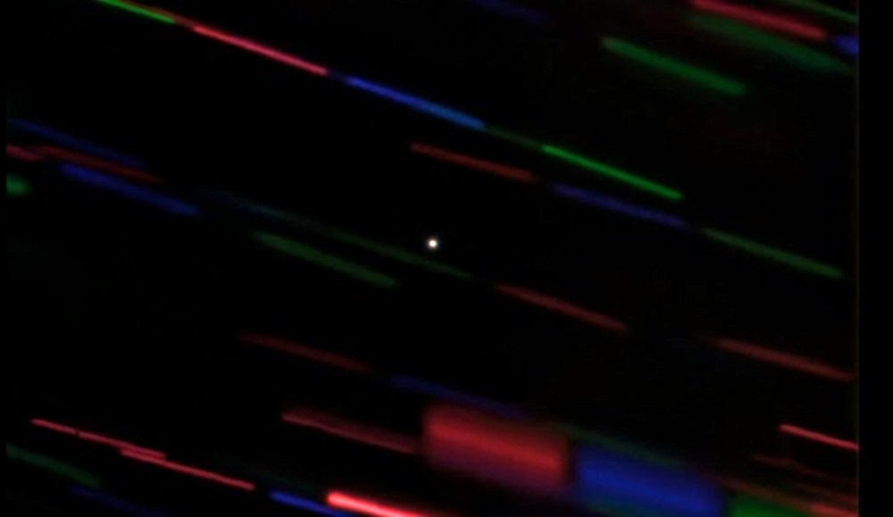 Cientistas registram a primeira foto colorida da nova minilua da Terra